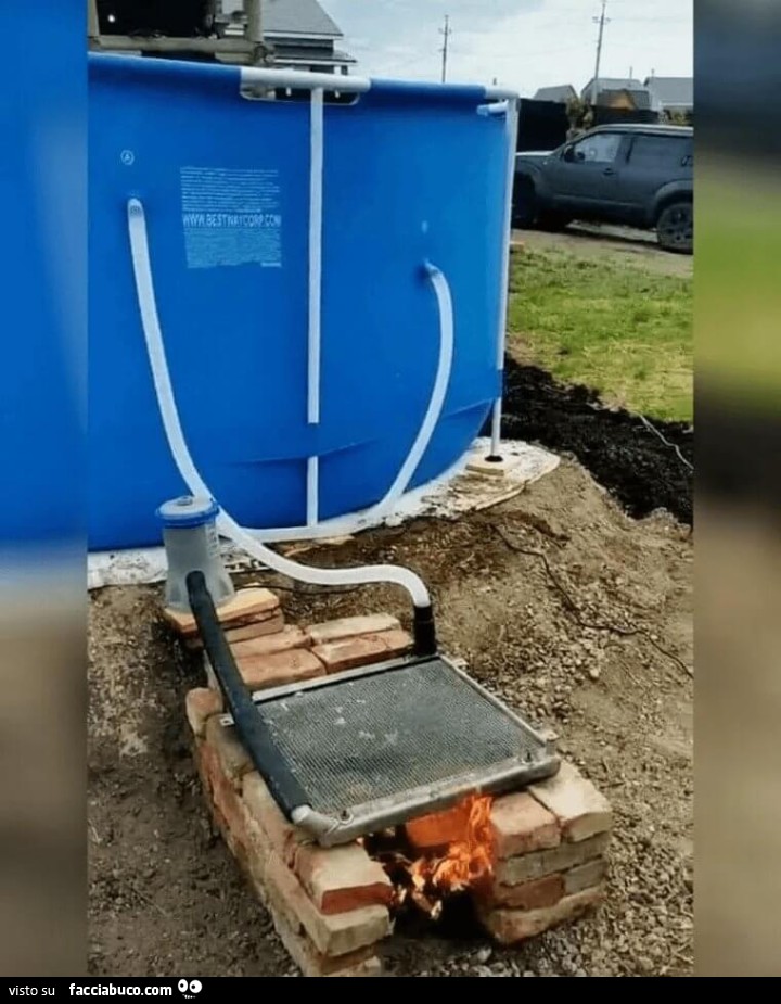 Quando vuoi fare il bagno ma l'acqua è freddina… - Facciabuco.com